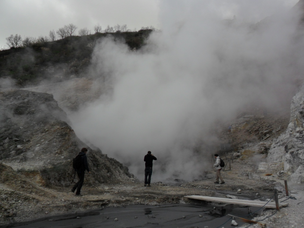 Rapid formation of bubbles in magma may trigger sudden volcanic ...